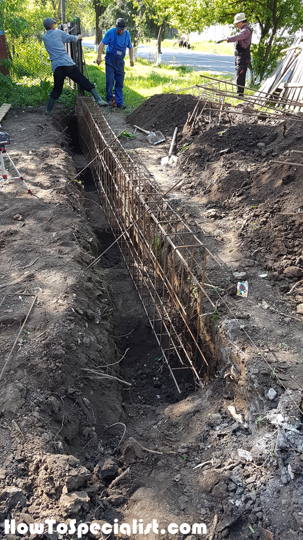 Fitting-the-rebar-beam-to-the-trenches—concrete-fence | HowToSpecialist ...