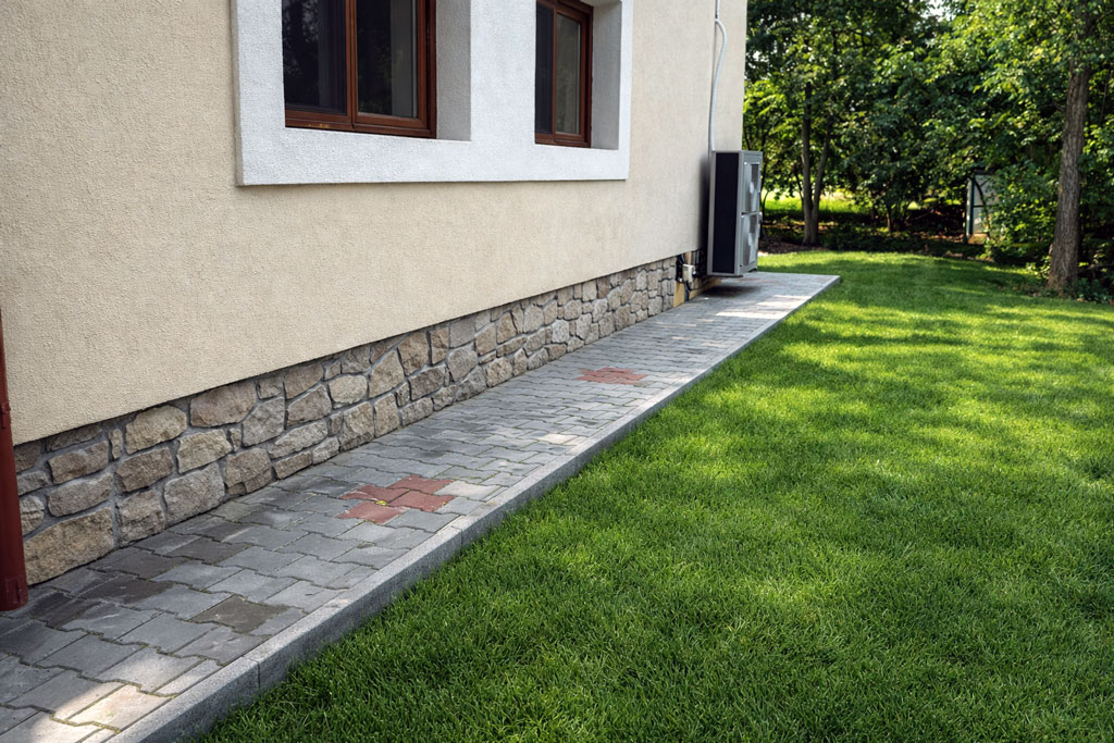 How to Build Walkways around the House with Pavers | HowToSpecialist ...
